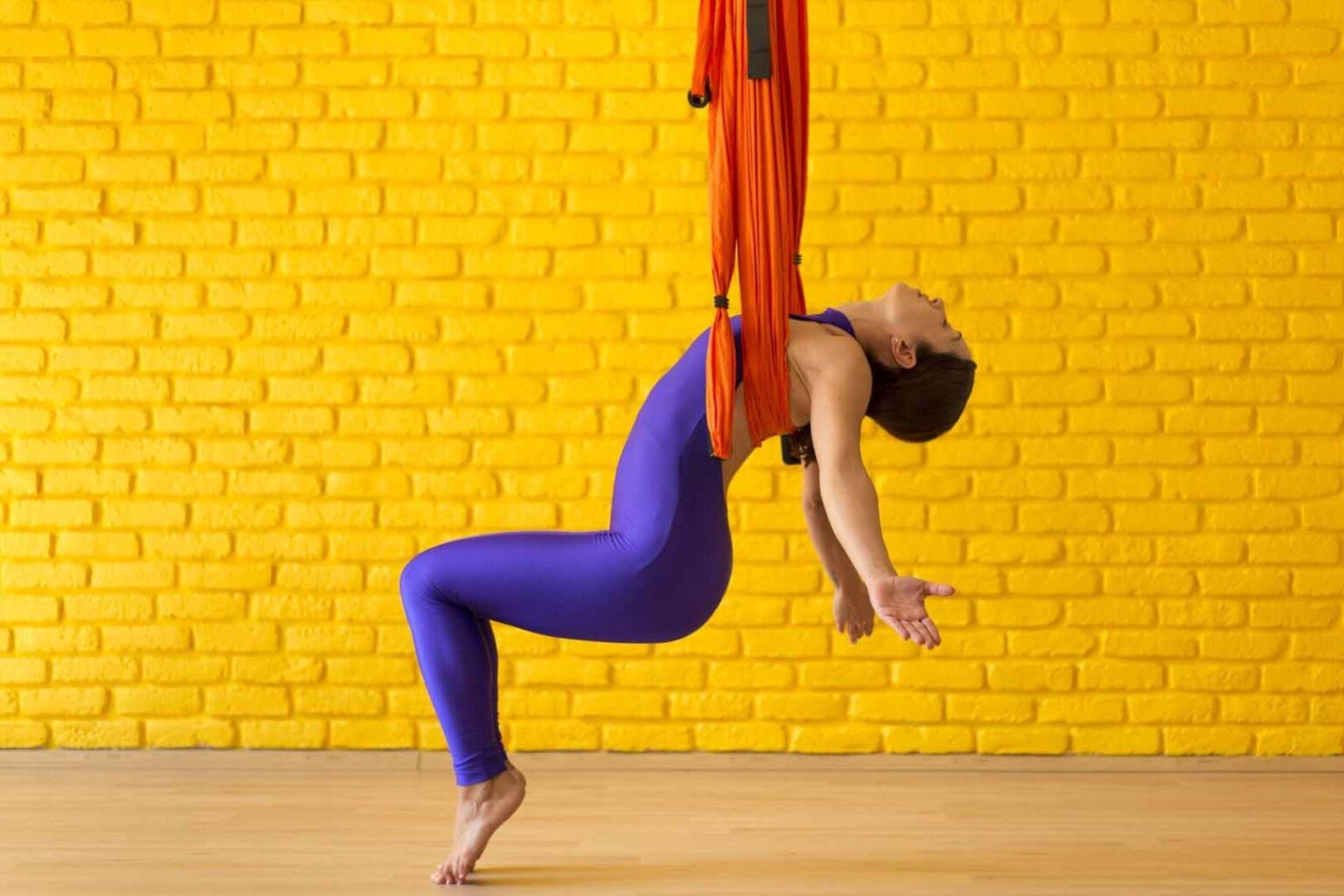 Mengenal Manfaat Yoga Anti Gravitasi Bikin Lekuk Tubuh Ideal