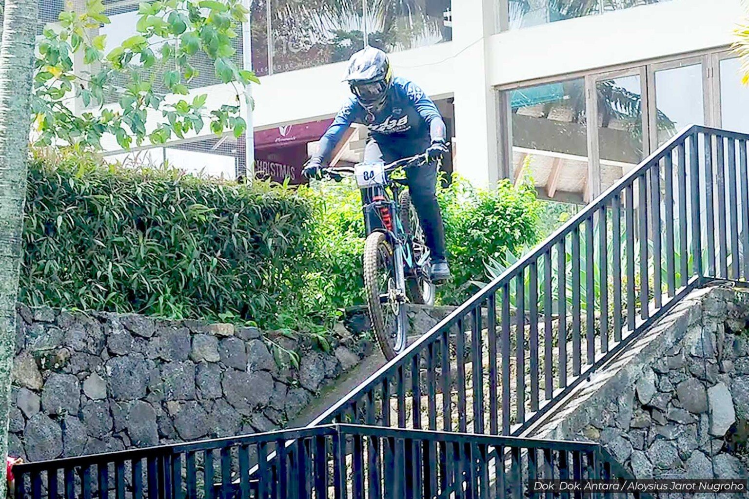 Aksi Pembalap Sepeda Urban Downhill, Lintasi Trek Bangunan Hotel dan ...